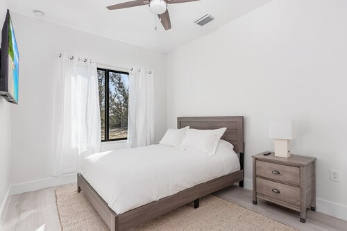 Alivia’s Waterfront Pool Villa - Cape Coral, FL