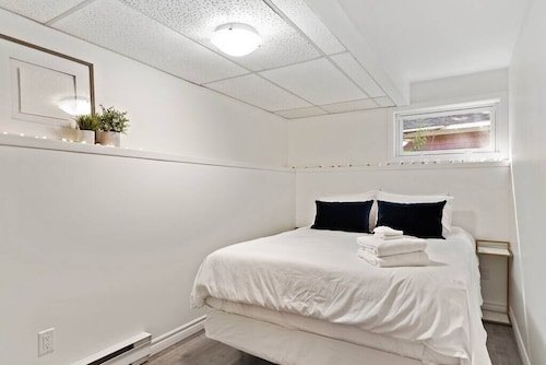 Lovely 1-bedroom Downtown - Parking, Wifi, Laundry - Moncton