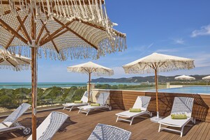 Terraço com espreguiçadeiras