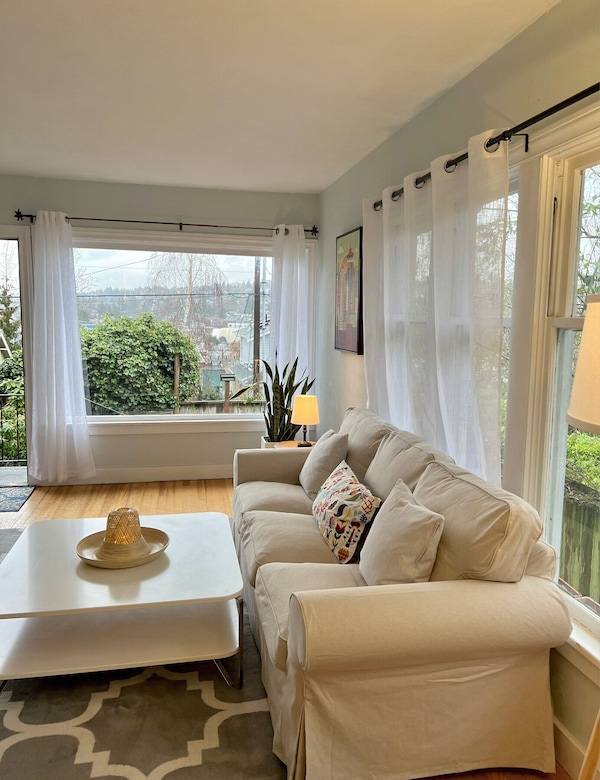 Modern Living In Queen Anne Bungalow With Views - Seattle, WA