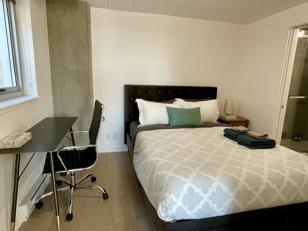 Condo New 5th floor ☼ View & AC ☼ Terrace ☼ Office - Montreal | Vrbo