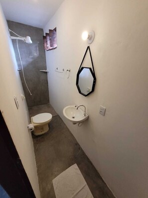 Um polibã, um secador de cabelo (mediante pedido), sabão 