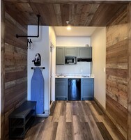 Minifrigorífico, um micro-ondas, uma placa de cozinha