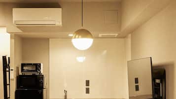 Geladeira grande, micro-ondas, cooktop, chaleira elétrica