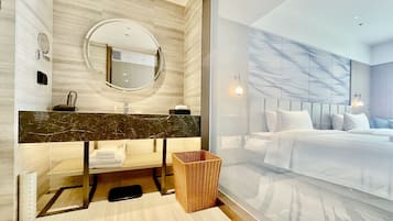 Quarto Comfort, 2 camas de casal | Casa de banho | Um chuveiro fixo, artigos de higiene pessoal grátis