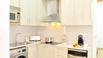 Apartamento Premium | Cozinha privada | Um frigorífico, um micro-ondas, um forno, uma placa de cozinha