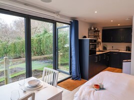 5 quartos, individualmente decorados, individualmente mobiliados