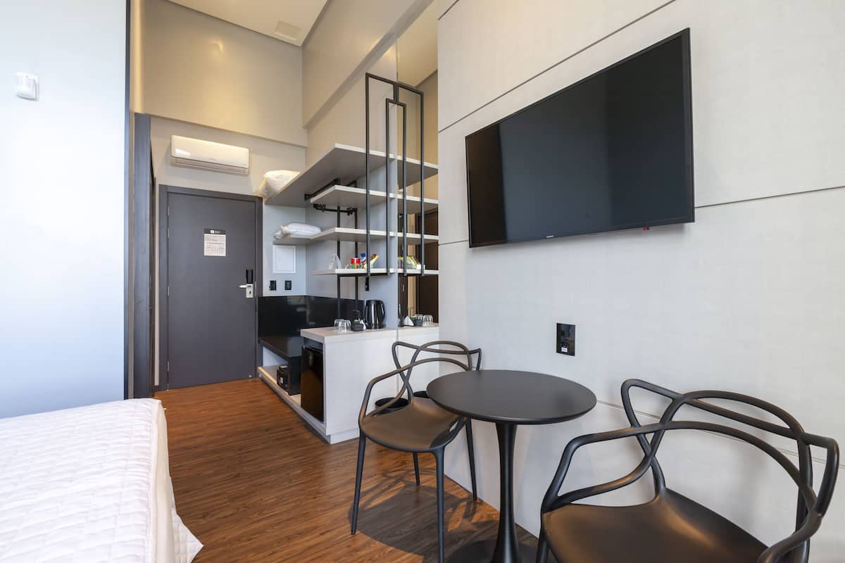 Minibar, cofre no quarto, quartos insonorizados, ferro/tábua de engomar