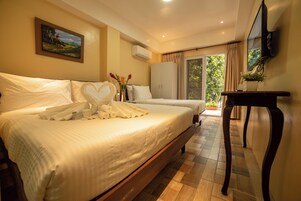 Quarto triplo premier, várias camas, para não fumantes, vista para a montanha | Cofres nos quartos, individualmente decorados