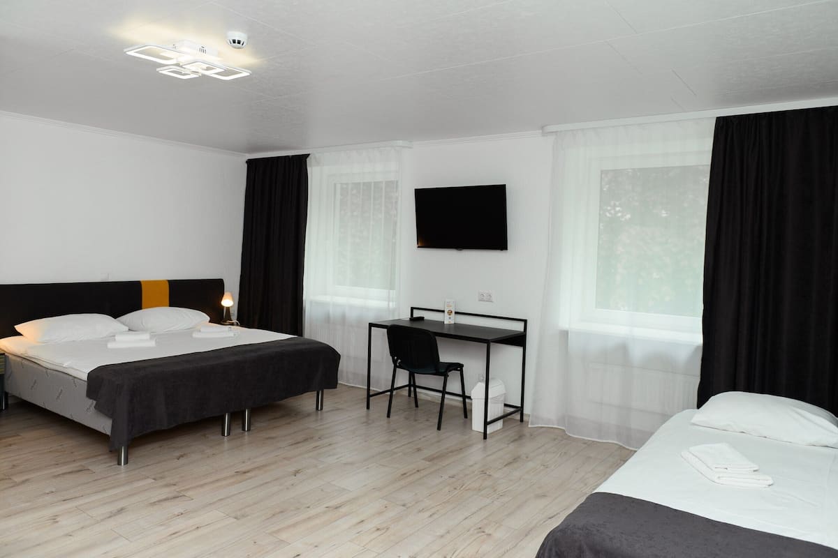 Quarto Familiar | Secretária, Wi-fi grátis, roupa de cama fornecida