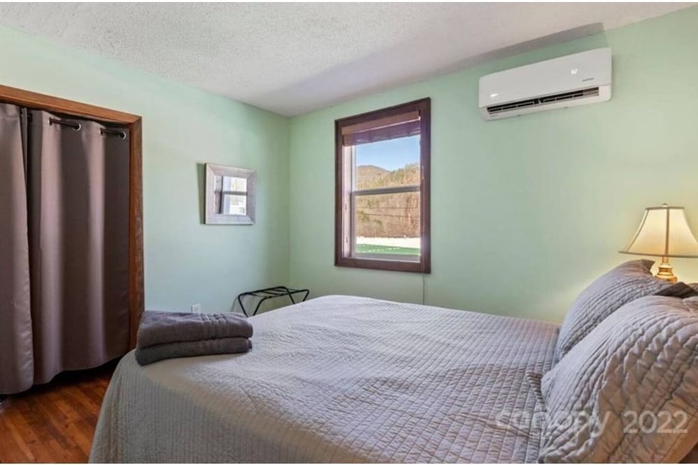 Reopened Since Helene 🩵 Stay In Downtown Hot Springs! Right On The At! - Hot Springs, NC