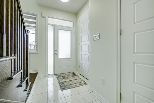 Warm & Cozy Home W/3 Bedrooms Free Wifi & Parking - Milton, Canadá
