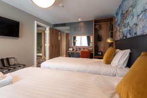 Family Room (Double or Twin) | Roupas de cama antialérgicas, escrivaninha