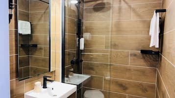 Quarto Superior, várias camas, não fumadores | Casa de banho | Toalhas fornecidas