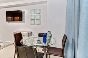 Cozinha privada | Um frigorífico, um forno, uma placa de cozinha, utensílios de cozinha 