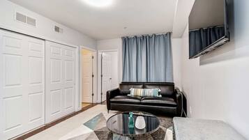 Sala | Televisor de 40 polegadas com canais via satélite