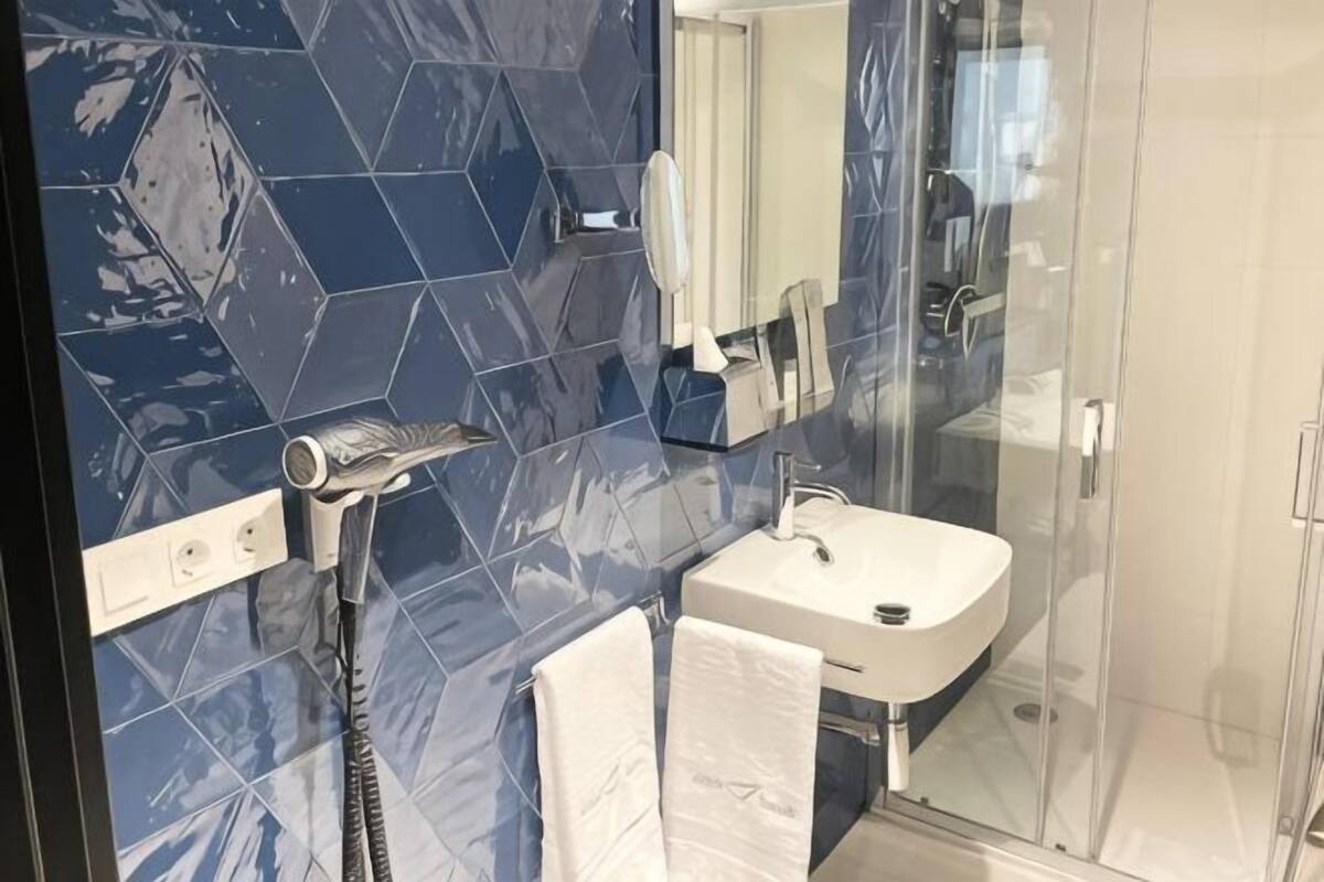 Casa de banho | Um polibã, artigos de higiene pessoal grátis, um secador de cabelo 