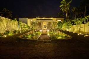 Fachada da propriedade à noite