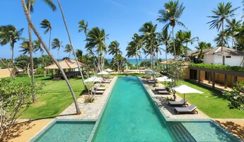 Quarto casal luxo, 1 cama King, acesso à piscina | Piscina | Piscina externa, guarda-sóis, espreguiçadeiras