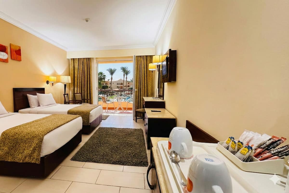 Quarto Duplo Deluxe, vista para a piscina | Roupa hipoalergénica, edredões de penas, minibar, cofre no quarto