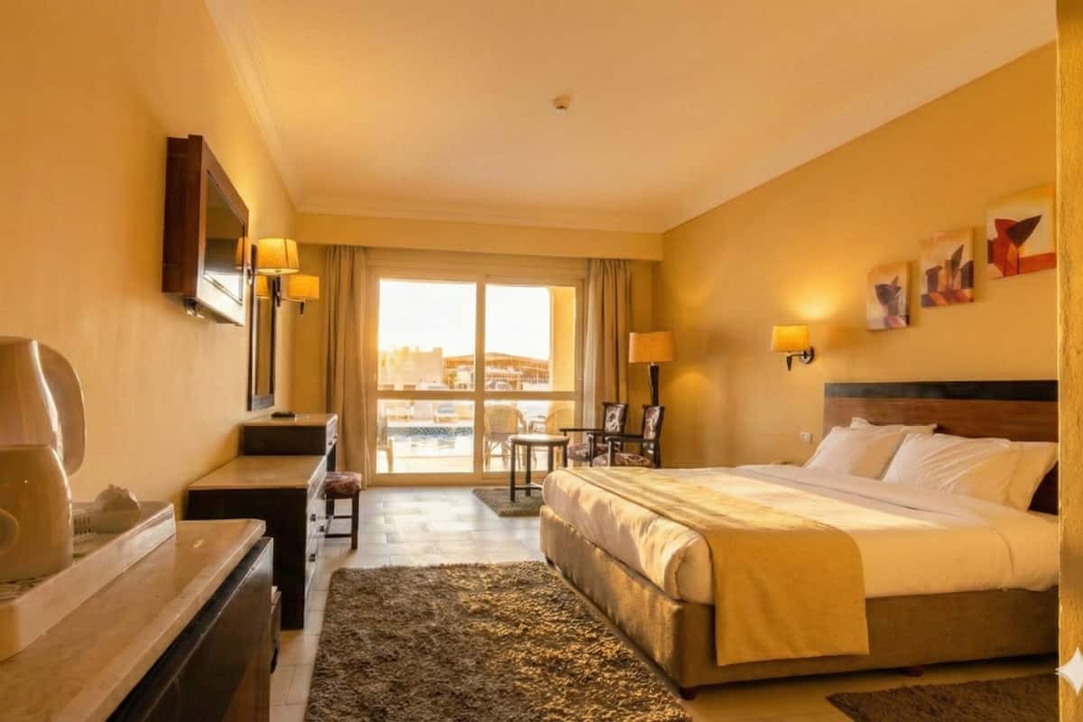 Lazy River Room 16+ | Roupa hipoalergénica, edredões de penas, minibar, cofre no quarto