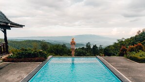 Piscina com vista para uma paisagem montanhosa.