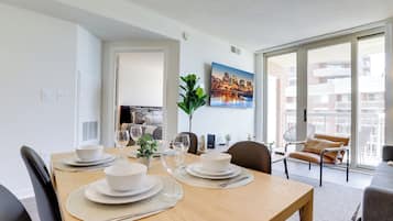 Apartamento conforto, 1 quarto, vista para a cidade | Sala de jantar