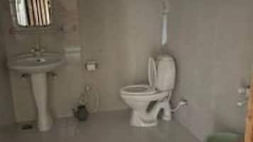 Quarto Duplo Standard | Casa de banho | Um polibã, toalhas fornecidas