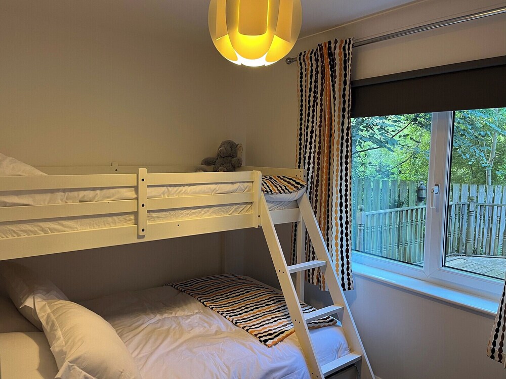 A Wonderfully Spacious Apartment With Hot Tub And An Enclosed, Sunny Sitting-out Area. - Newcastle upon Tyne