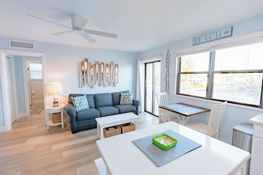 Serenity By The Sea, Beach Condo, W/pool & Access - St. Petersburg, FL