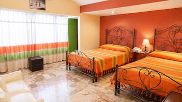 Quarto Quádruplo Básico | Cortinas/cortinados opacos, ferro/tábua de engomar, Wi-fi grátis