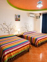 Quarto Quádruplo Básico | Cortinas/cortinados opacos, ferro/tábua de engomar, Wi-fi grátis
