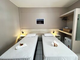 Quarto duplo luxo | Roupas de cama antialérgicas, frigobar, escrivaninha