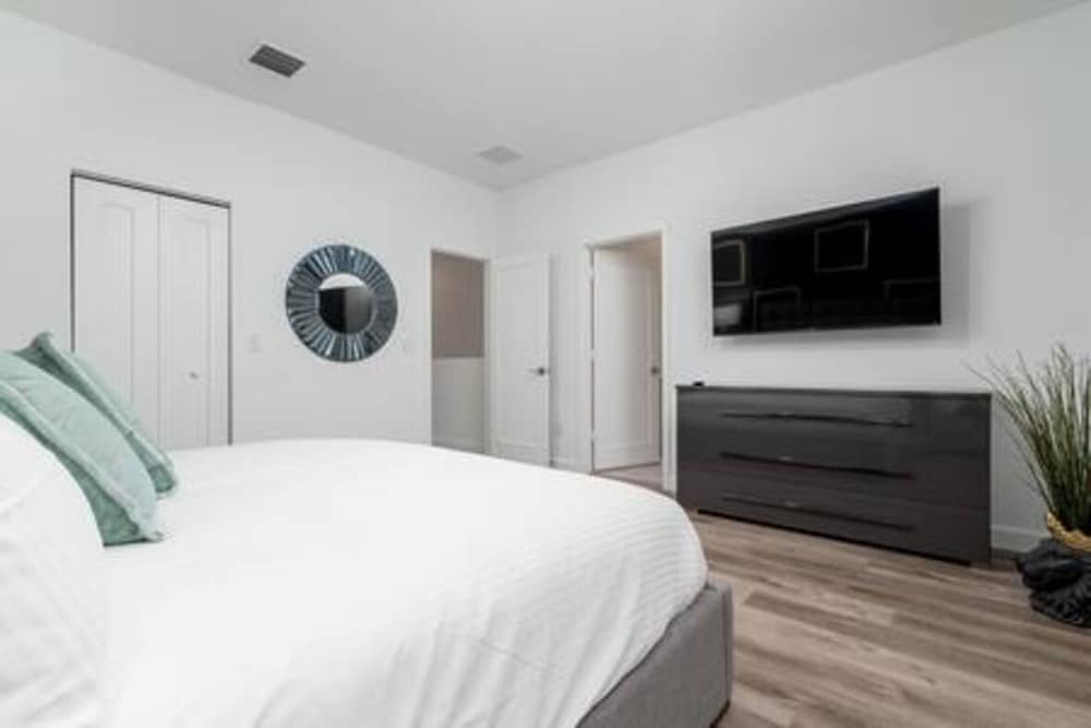 Chic 3br Resort-style Retreat - Sunrise, FL