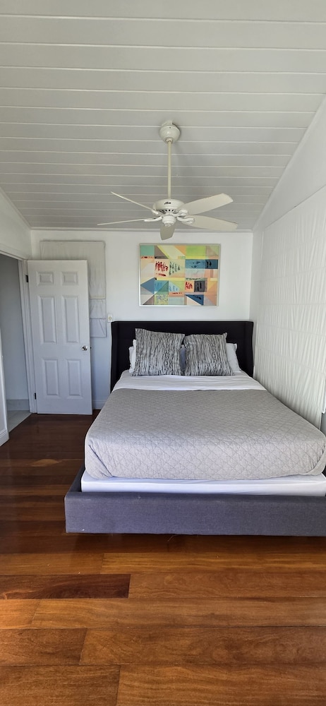 Waterfront 3br Villa W/ Pool, Canal View , Parking - Turks and Caicos Islands