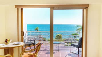 Quarto superior, várias camas, sacada, vista para o oceano | Terraço/pátio
