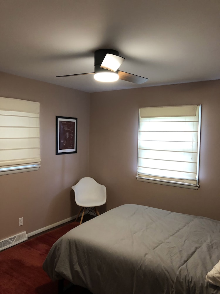 Unique Mid-century Modern Milwaukee Apartment - Milwaukee