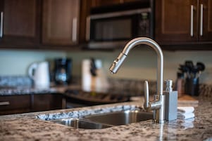 Apartamento em Condomínio Fechado | Cozinha privada | Um frigorífico/congelador grande, um micro-ondas, um forno 