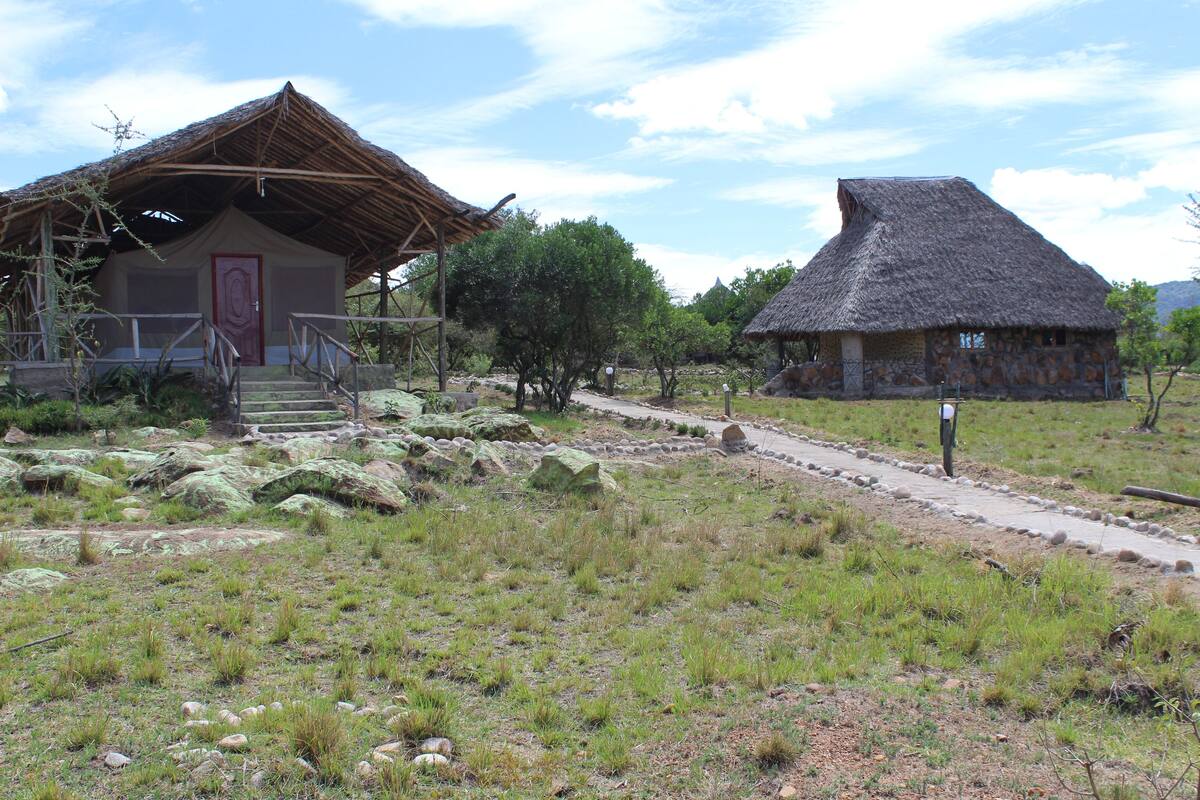 Um edifício rústico com telhado de palha e estrutura de pedra com design de telhado semelhante.