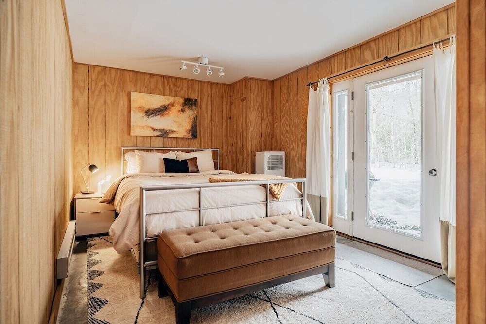 Green Mountain Modern House: Iconic Modern Getaway - Jamaica, VT