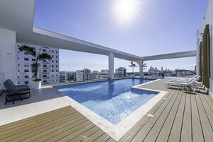 Piscina externa, espreguiçadeiras