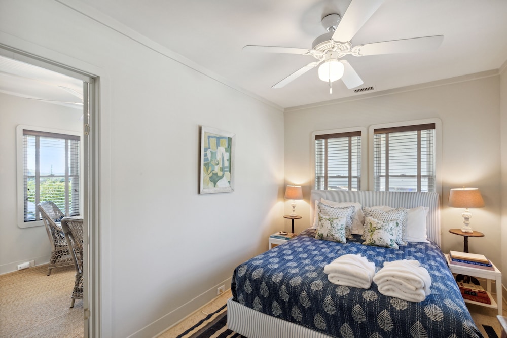 Fiddler Crab! Quaint Ocean View Cottage For Couples' Getaway Or Some "Me" Time - Charleston, SC