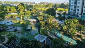 Um resort com piscina, palmeiras e vista para a cidade.