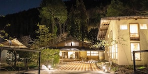 Fachada do alojamento (tarde/noite)