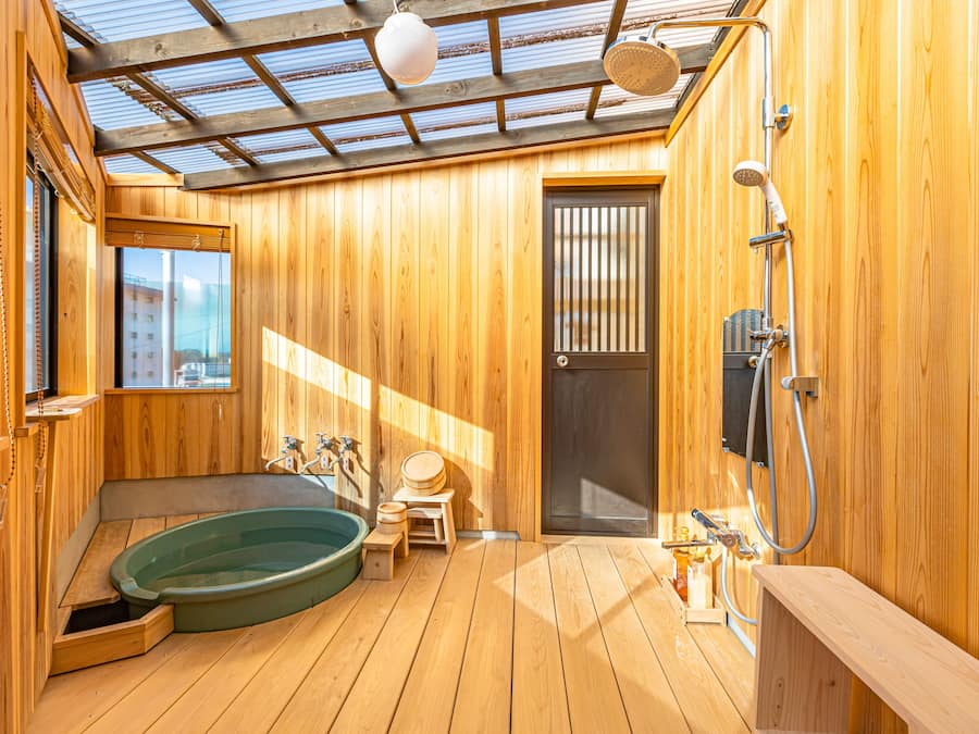 Uma combinação polibã/banheira, artigos de higiene pessoal grátis