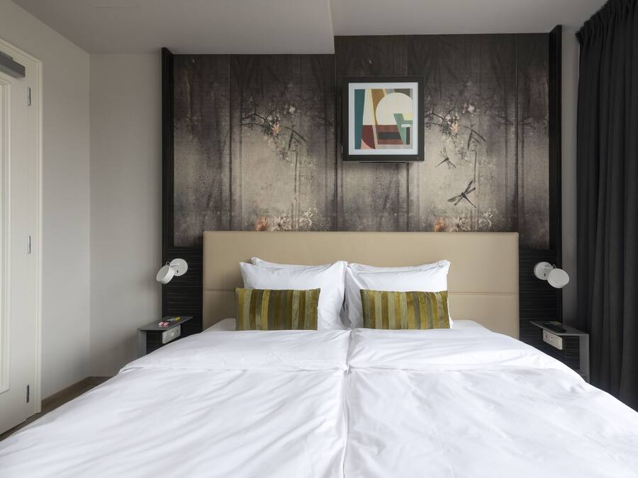 Large Room with Balcony | Roupa de alta qualidade, cofre no quarto, com decoração personalizada