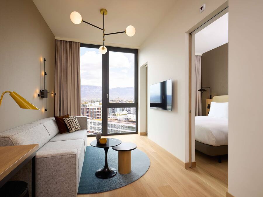 Apartamento, 2 quartos | Sala de estar | Smart TV de 40 de polegadas com canais digitais, televisor, escritórios