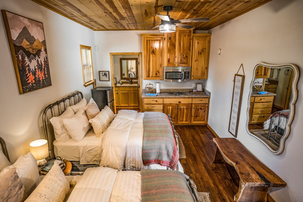 Coppermoon Cabin: A Naturalist Retreat, Coppermoon Cabin With Hot Tub In Hochatown - Broken Bow, OK