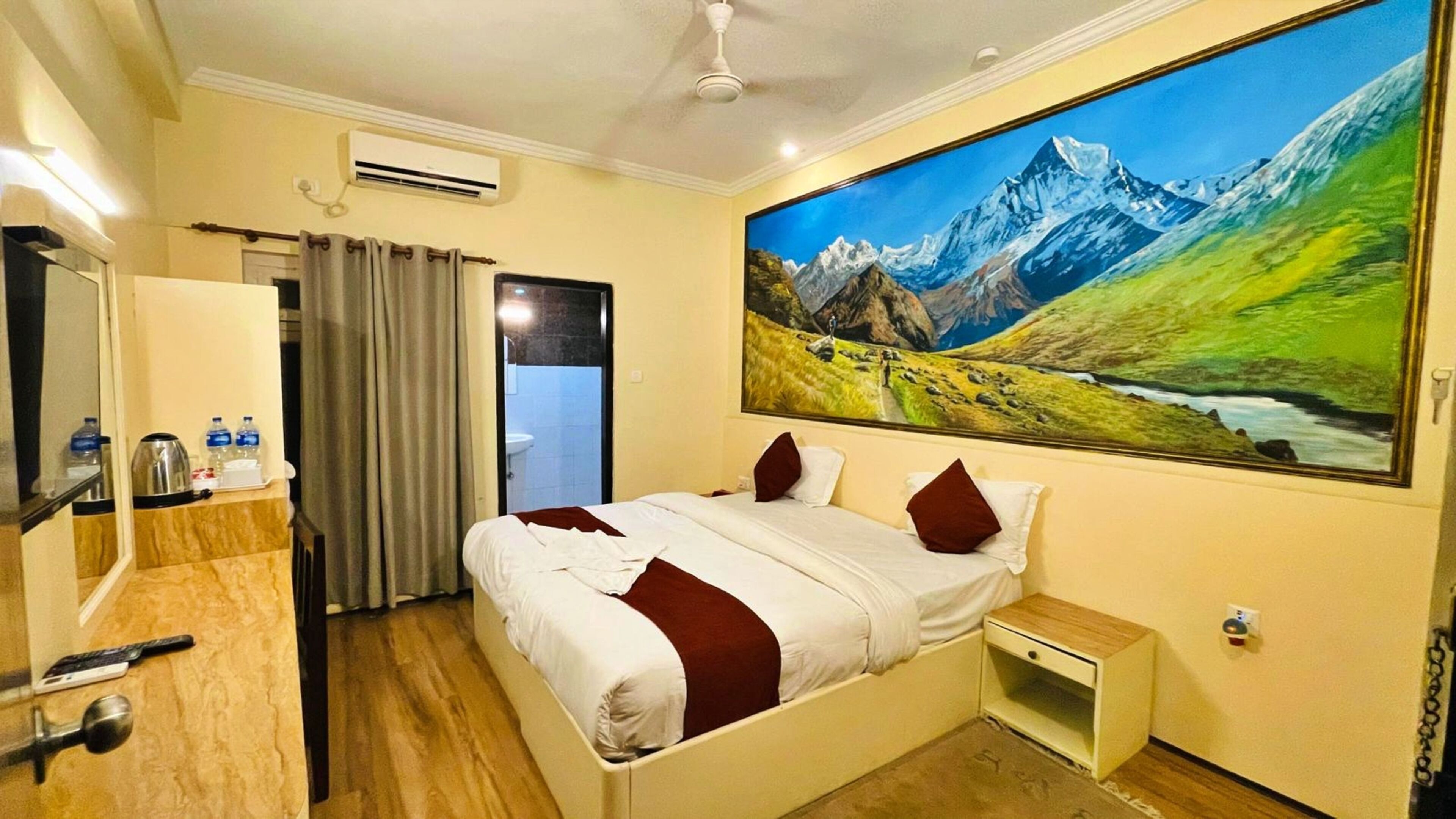 Quarto Duplo Standard | Com decoração personalizada, com mobília individualizada, secretária 