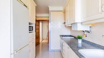Apartamento, 2 casas de banho | Cozinha privada | Um frigorífico, um micro-ondas, um forno, uma placa de cozinha